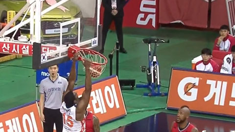 KBL 데뷔 후 첫 덩크를 성공하는 브라운 | 아프리카TV VOD